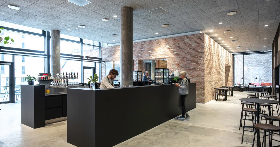 Gute Akustik in der Decke in neuem Café | Troldtekt