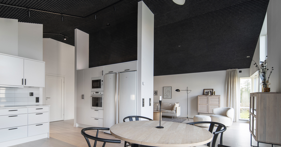 Schwedisches Ausstellungshaus mit schwarzen Troldtekt-Akustikplatten ...